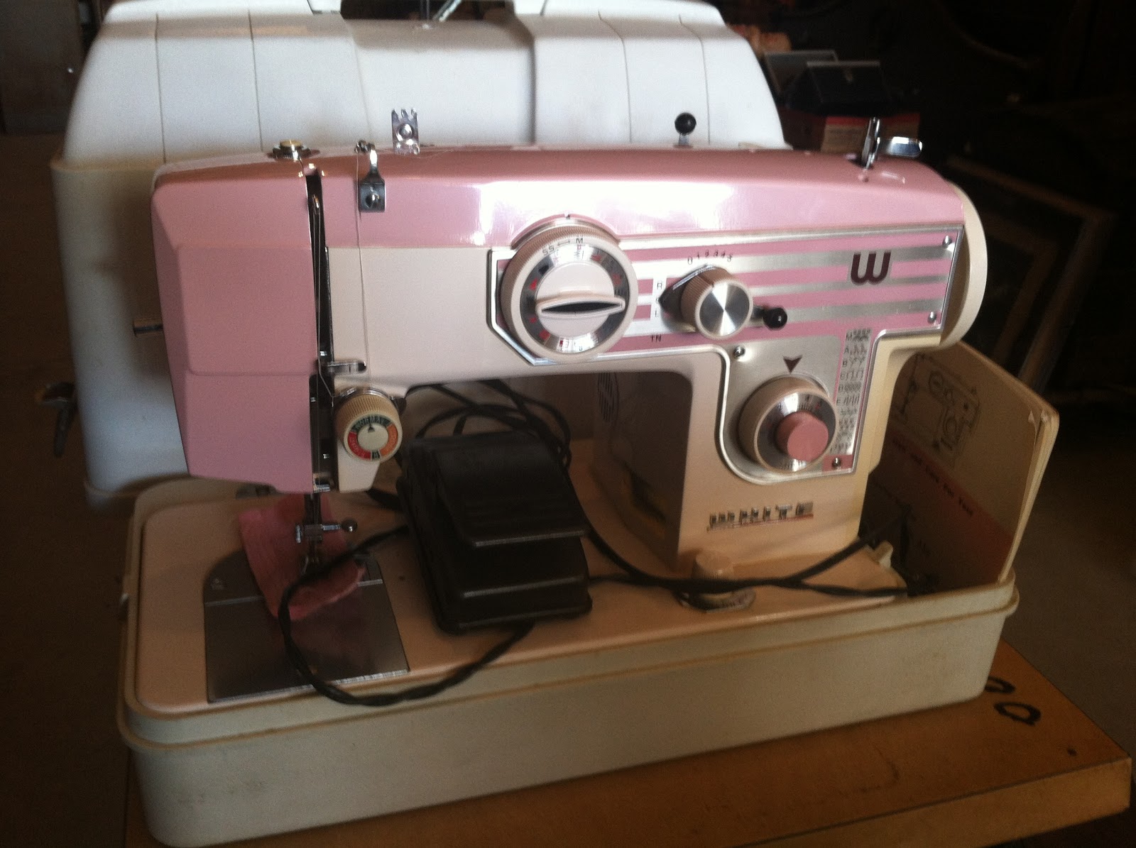Desirable Junk: PINK VINTAGE SEWING MACHINE