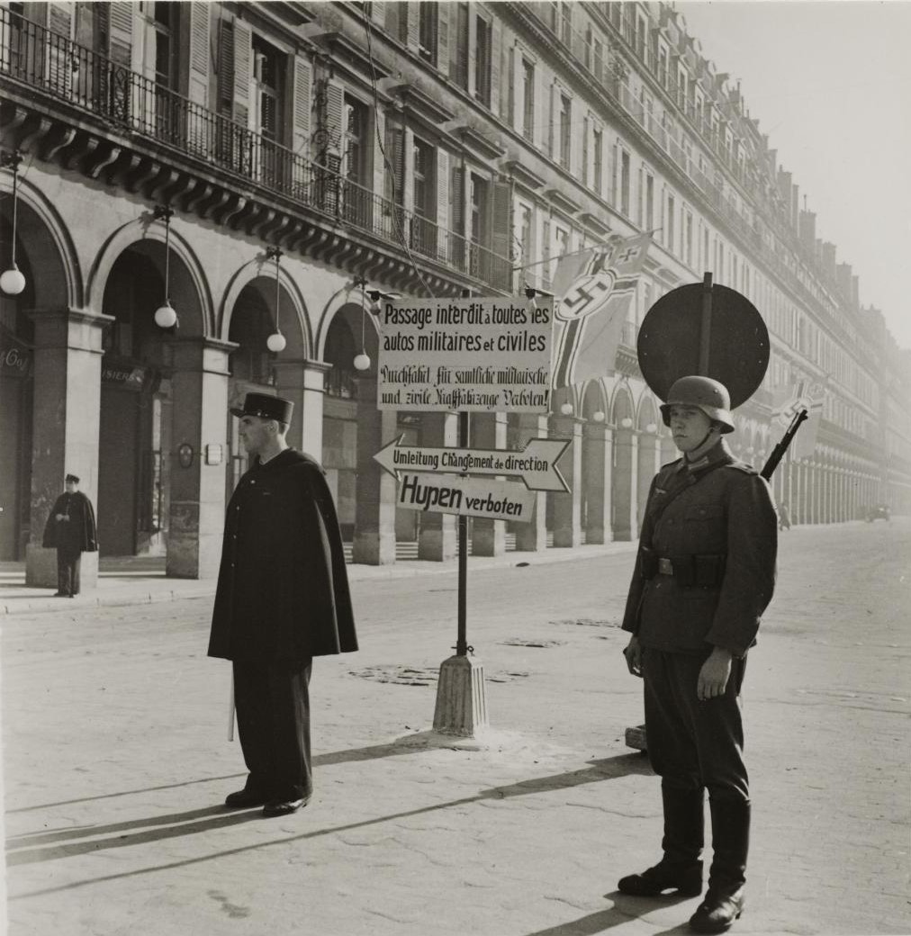 35 Interesting Vintage Photographs Capture Street Scenes of Paris in ...