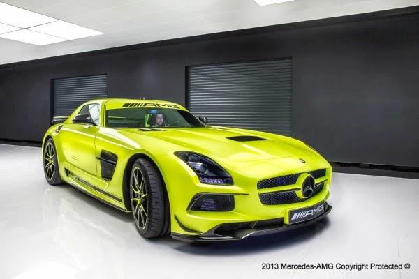 Neon sárga Mercedes-Benz SLS AMG