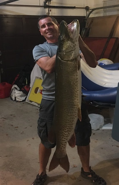 International Fishing News: US: caught record size muskie in Illinois