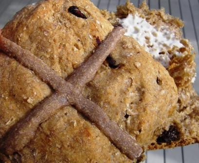 Hinterland Mama: Ever so yummy Easter (Hot Cross) Buns