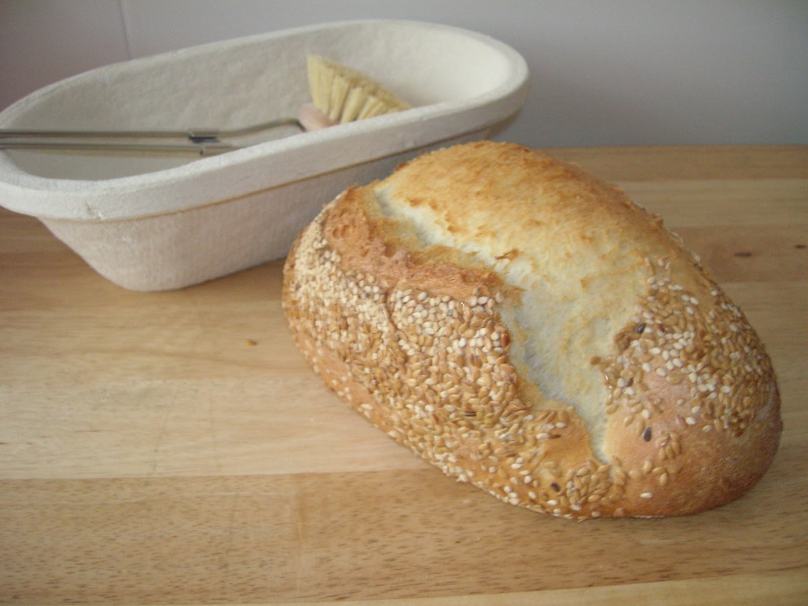 corteza y miga: Pan con masa madre fermentado en banneton