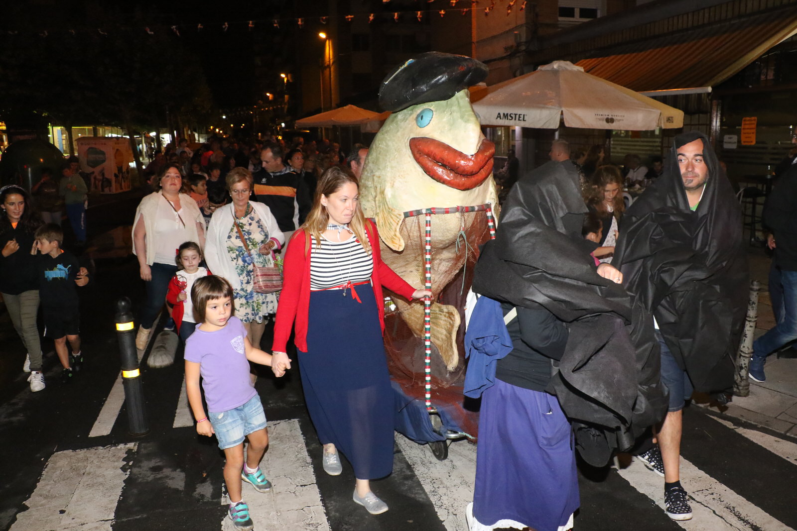 Cientos de personas despiden las fiestas de Retuerto y a su trucha jubilada