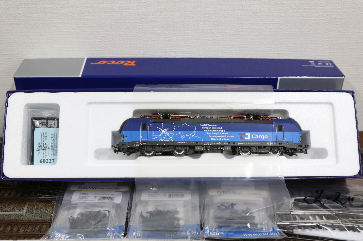 初Vectron、前に書いた「 年内発売予定のものについて 」でROCOを選択した理由を書いた。