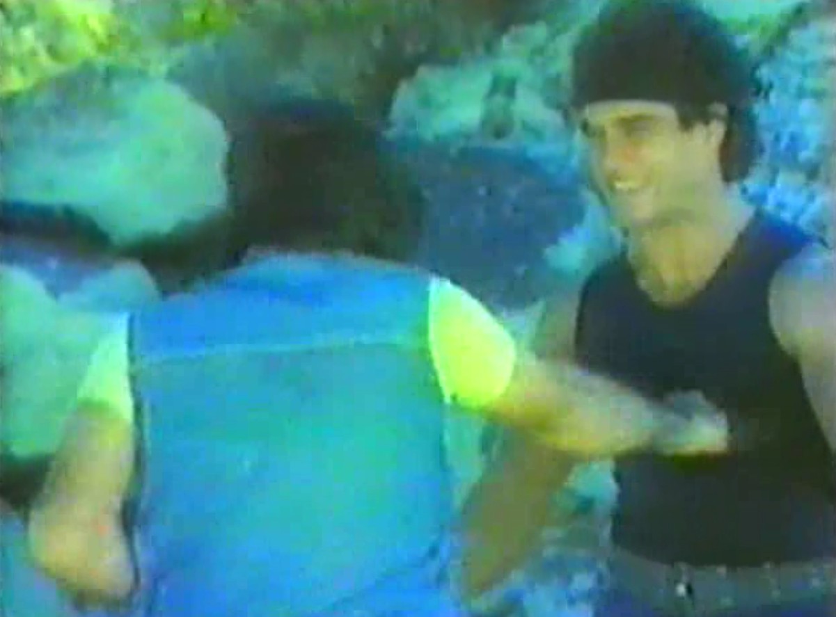 serdar aguenta porrada chegando na base de ziya o vilão