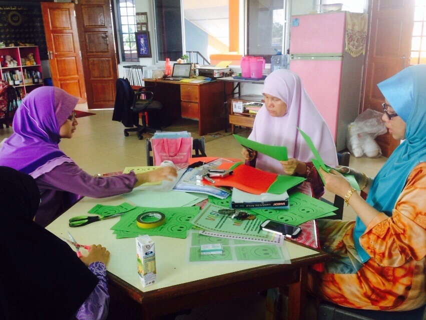 SEKOLAH KEBANGSAAN LOSONG: GOTONG ROYONG KAD TRAFFIC LIGHT