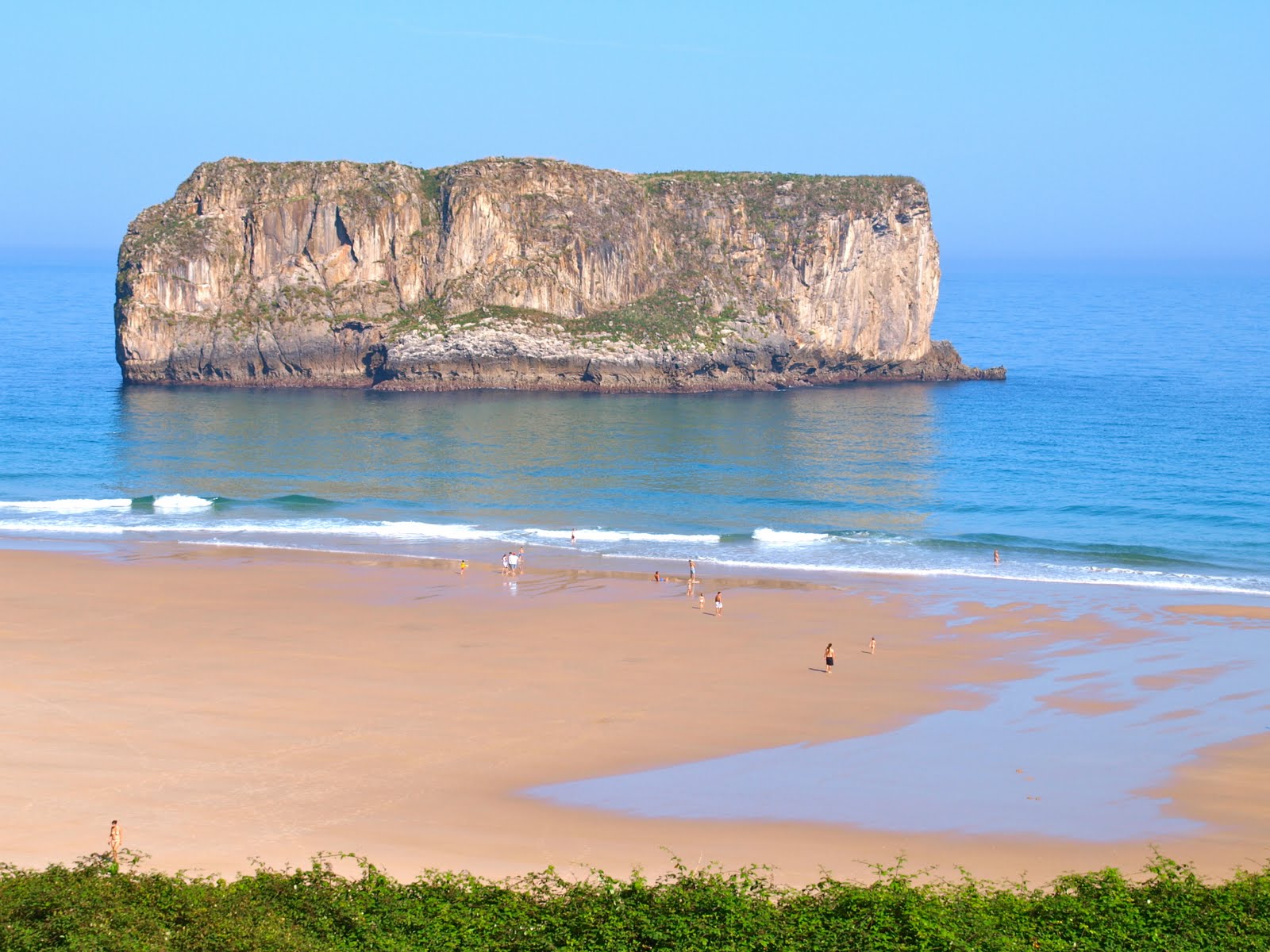 Piedra: Playa de Andrín, Llanes.