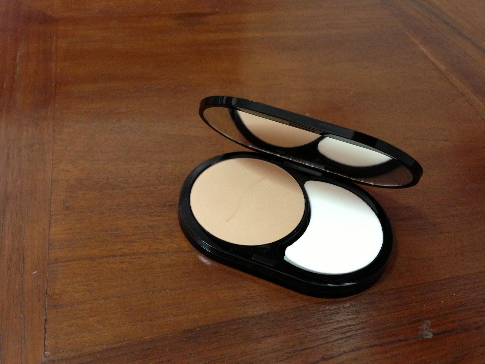 Meow's: Review: SEPHORA COLLECTION 8 HR Mattifying Compact Foundation