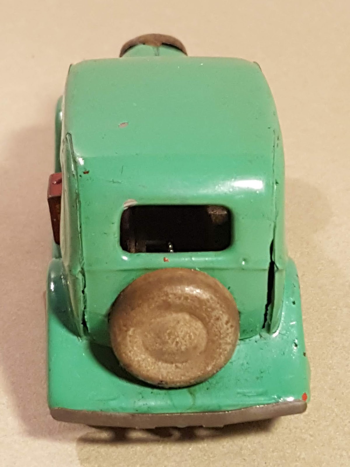 AU JOUET PARISIEN: Triang Minic 1M Pre-War £100 Ford Saloon