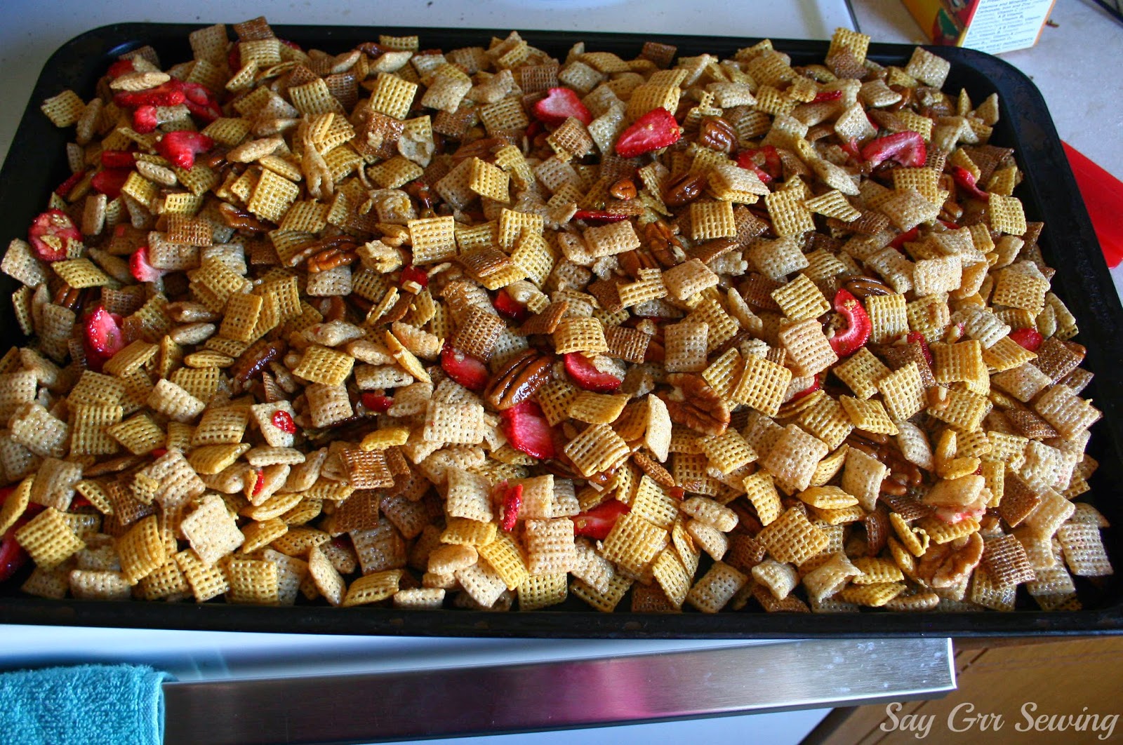 Say Grr Sewing: Strawberry-Maple Chex Mix