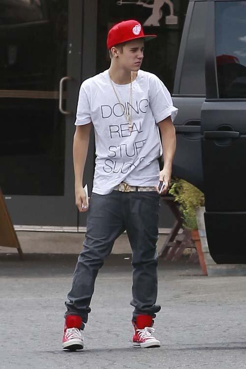 Justin Bieber with Cool Red Hat Picture's ~ Celebrity Pretty