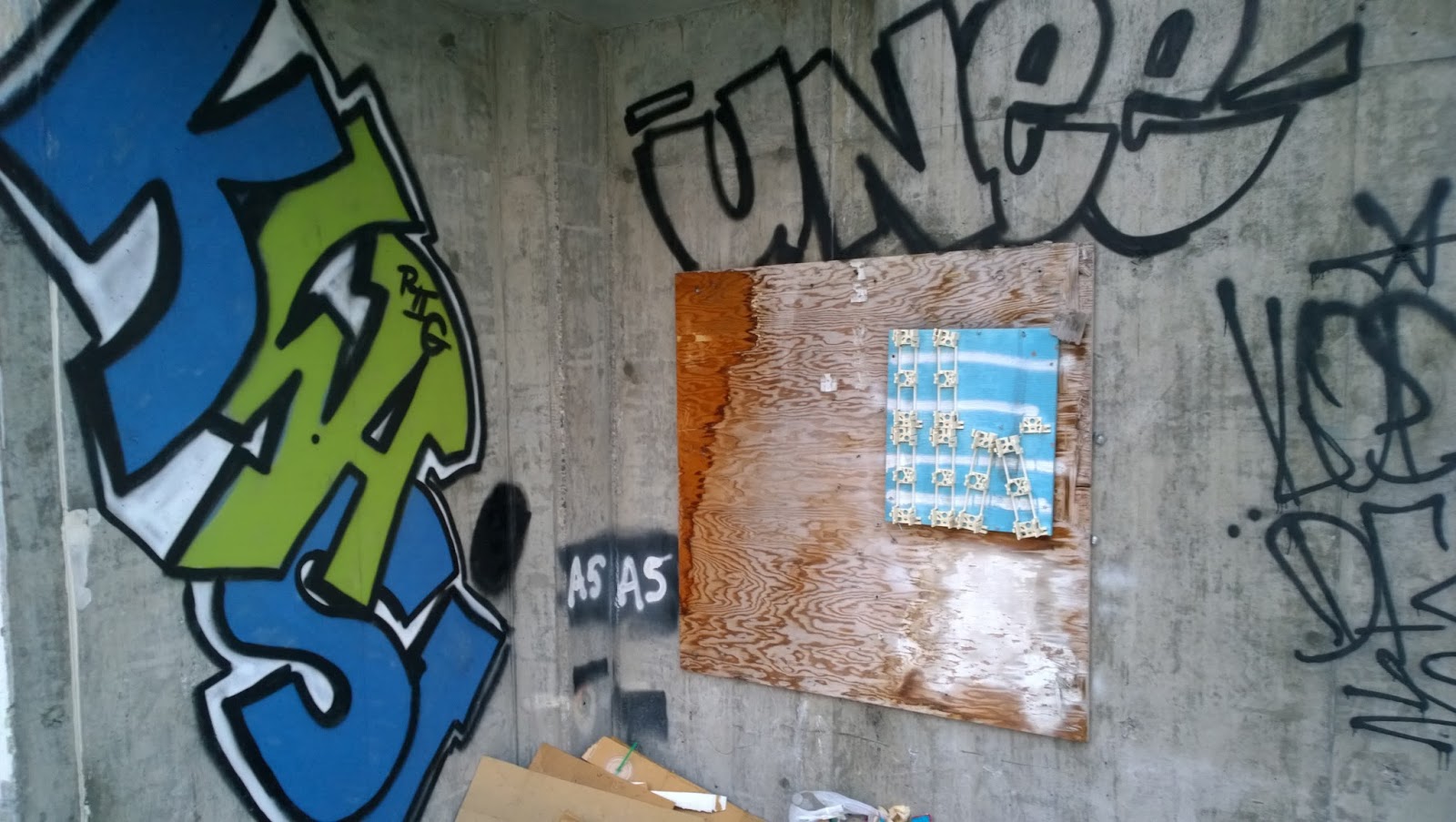 TravelMarx: Sunday Night Graffiti