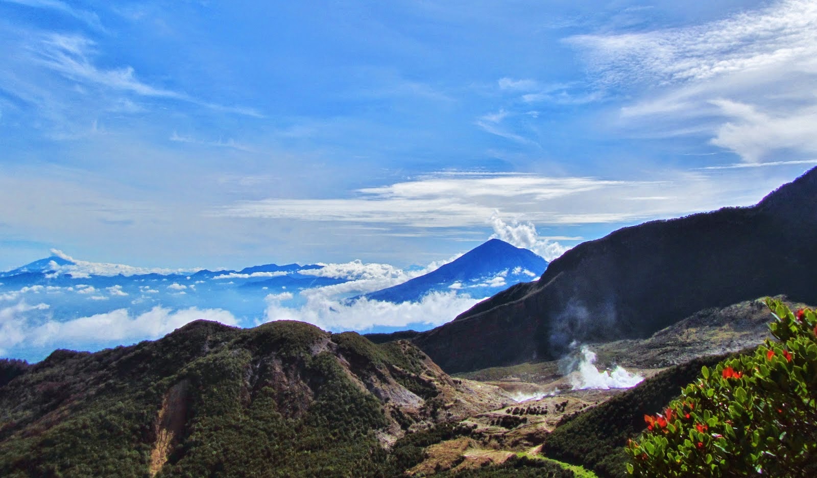 Jalur Pendakian Gunung Di Jawa Barat Favorit Pendaki | Pengetahuan ...