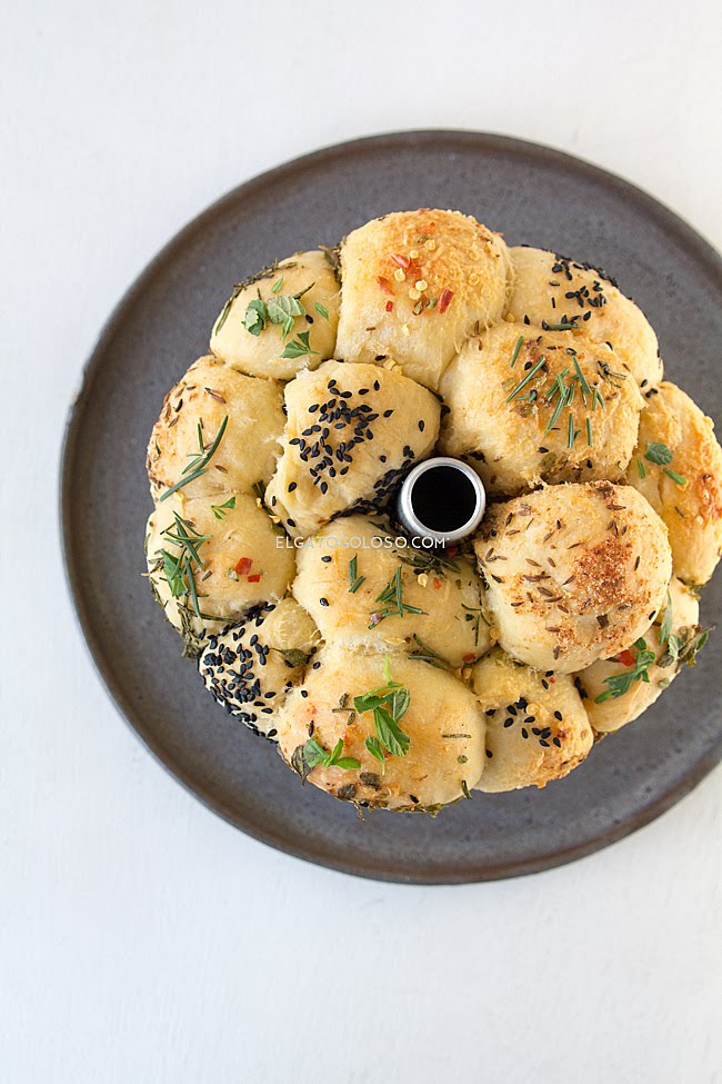 Savory Monkey Bread (Pan de mono salado) - el gato goloso