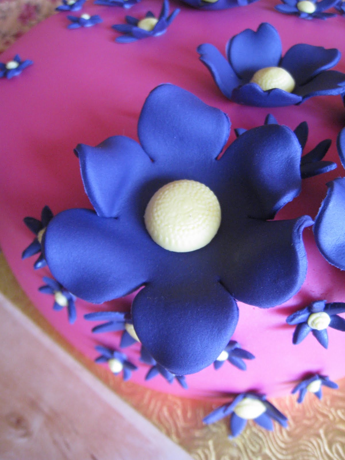 Medusa's Cakes: tarta fucsia con flores lilas./ fucsia cake with purple ...