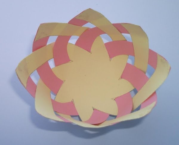 O jucarie pe zi: Cosulete origami/kirigami de Paste