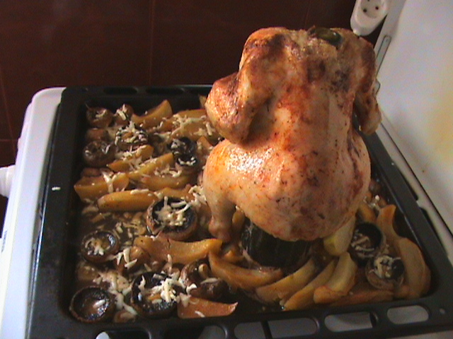 Pui pe sticla cu garnitura de ciuperci si cartofi