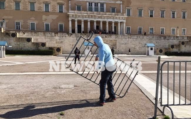 ΞΗΛΩΘΗΚΑΝ ΤΑ ΚΑΓΚΕΛΑ ΑΠΟ ΤΟ ΣΥΝΤΑΓΜΑ - ΠΙΣΩ ΑΠΟ ΤΗΝ ΚΟΥΡΤΙΝΑ - NEWS