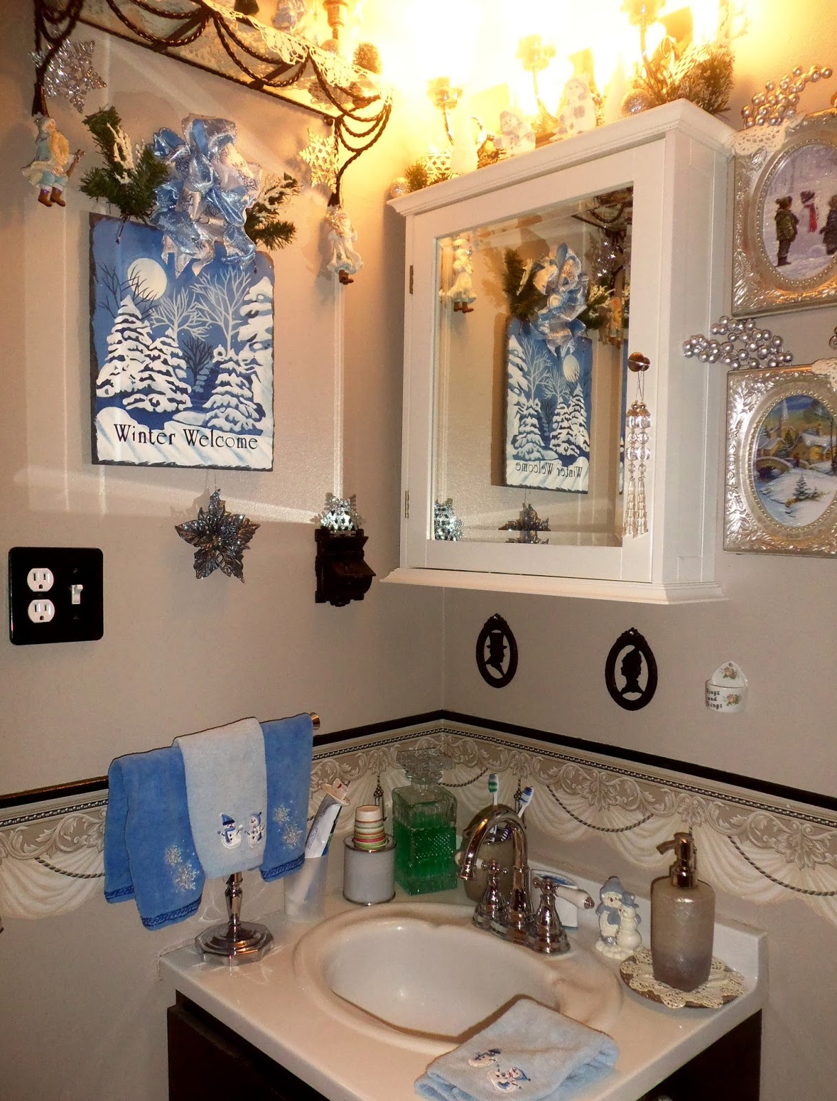 A DEBBIE-DABBLE CHRISTMAS: Christmas in the Powder Room, Christmas Home ...