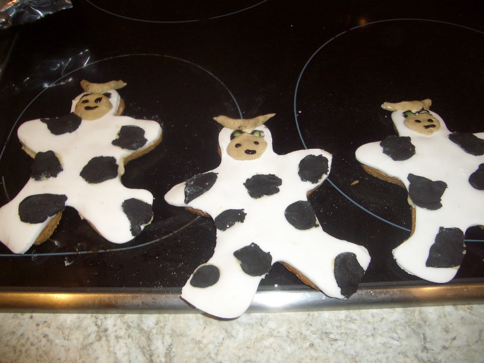 Caroline Makes....: Christmas gingerbread men... and santas... and cows!