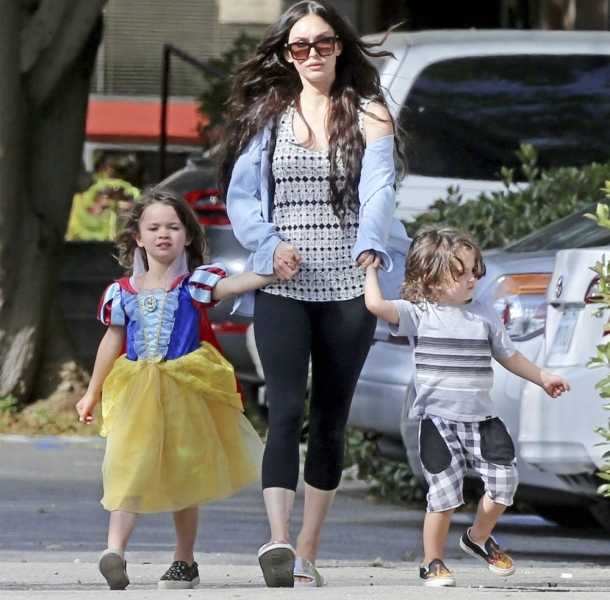 ¡Megan Fox vuelve a vestir a su hijo de niña! | El HIT GUATE RADIO