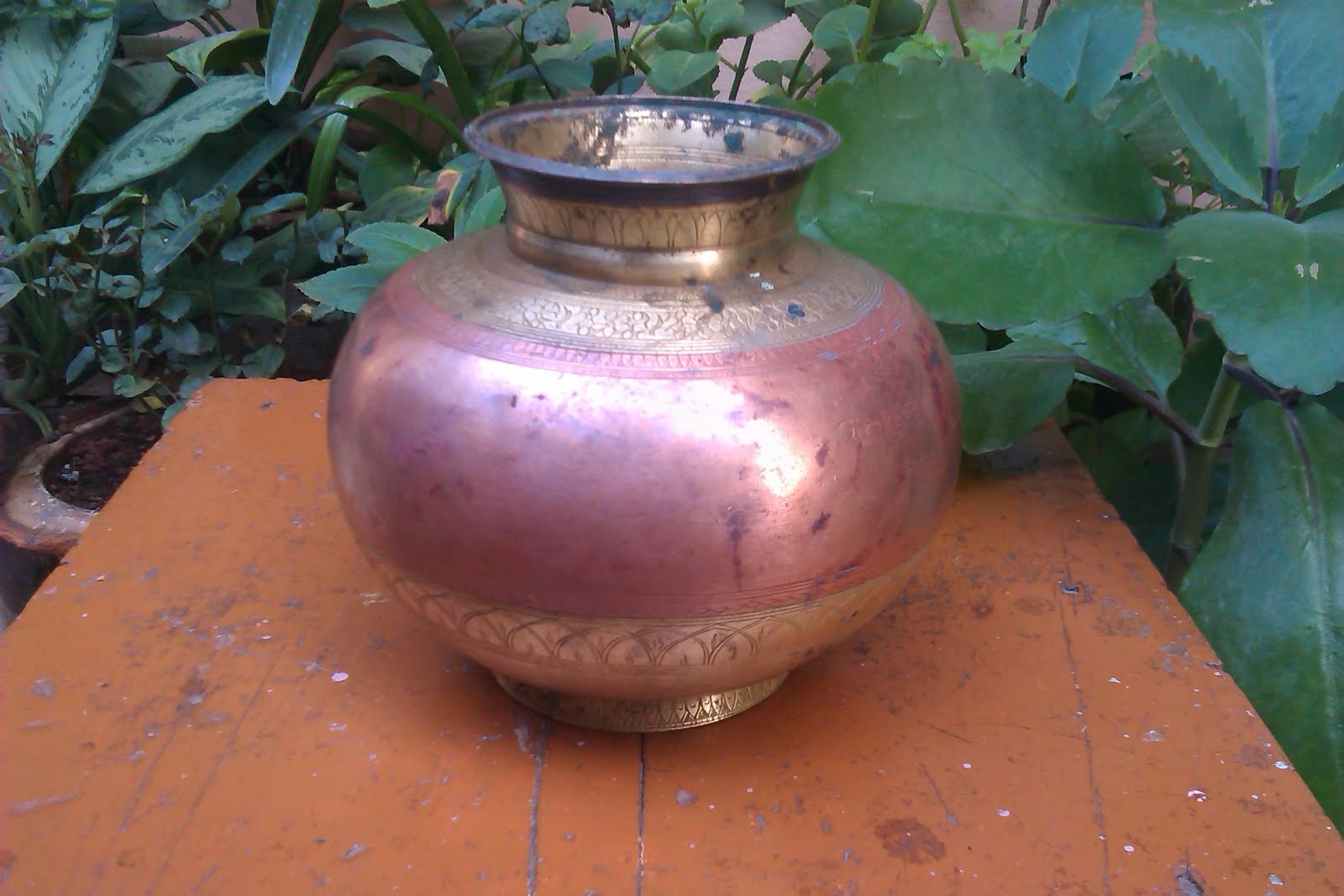 Vikki Antiques : Antique Ardharagi chembu / Gangajamuna lotte