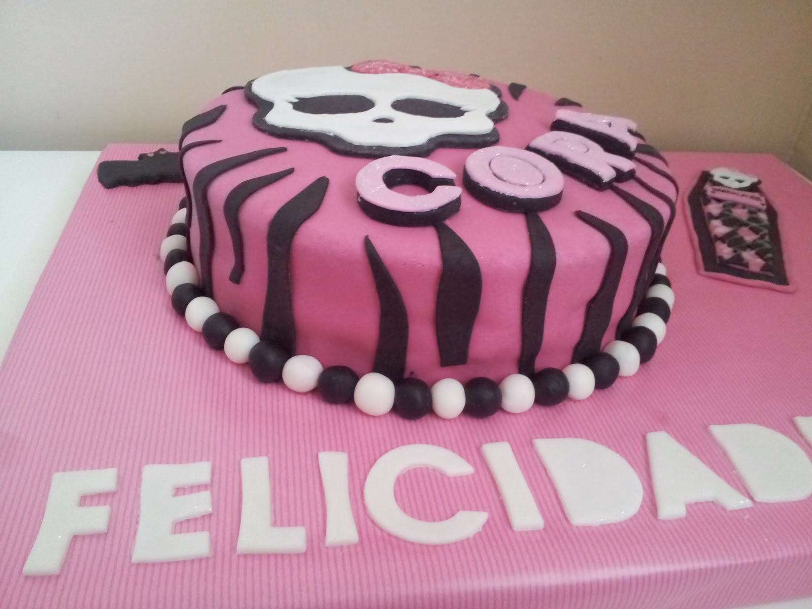 CHIQUI CAKES: Pastel "Monster High"