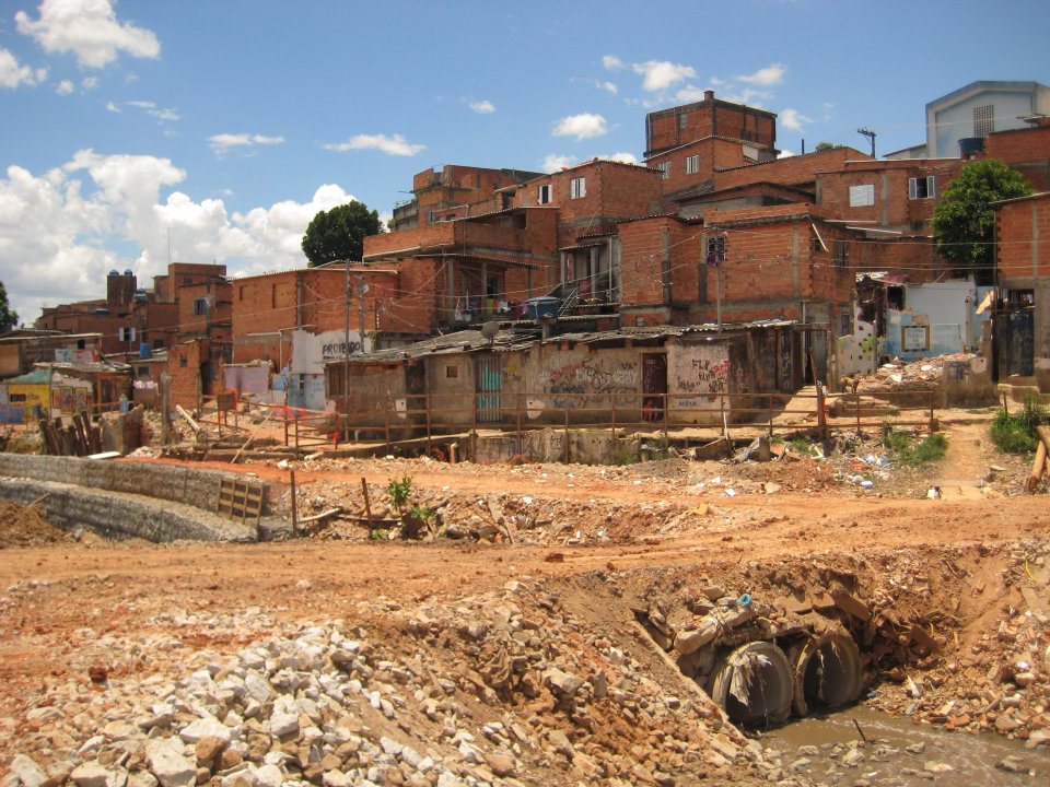 Rio Pequeno in Sao Paulo: Comunidade da Favela do Sape