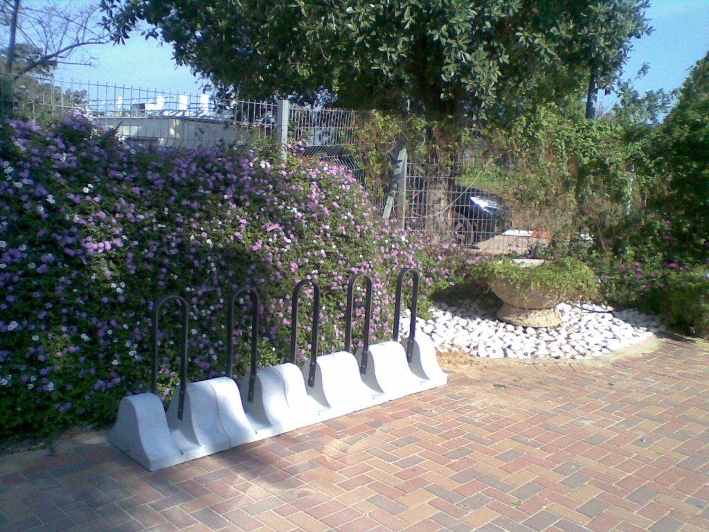 STONEHILL PACIFIC: Bike Rack