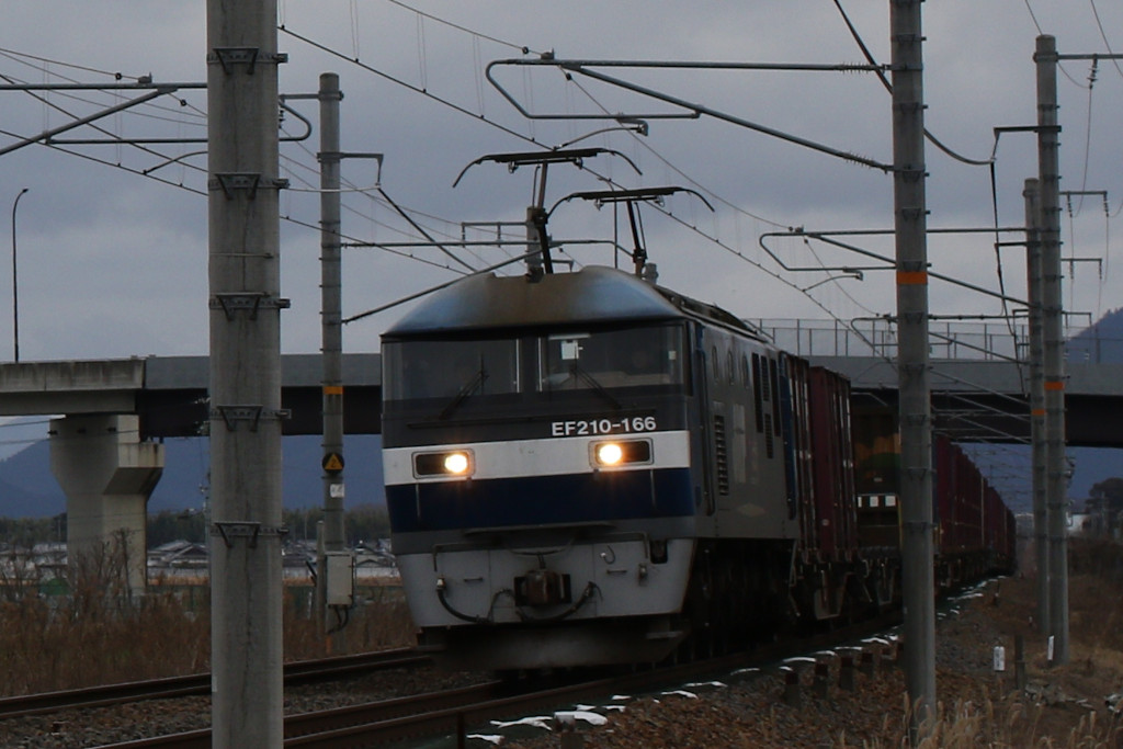 線路際の小さな幸せ: 5085レ EF210-166 いつもの貨レ JFEイルカのUM27A、NRSタンコ