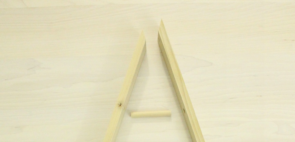 DIY Wood A-Frame Triangle Ornament Stand | Dans le Lakehouse