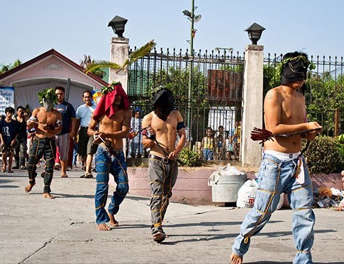 SHOCKING Images of Penitence During Holy Week in the Philippines: Men ...