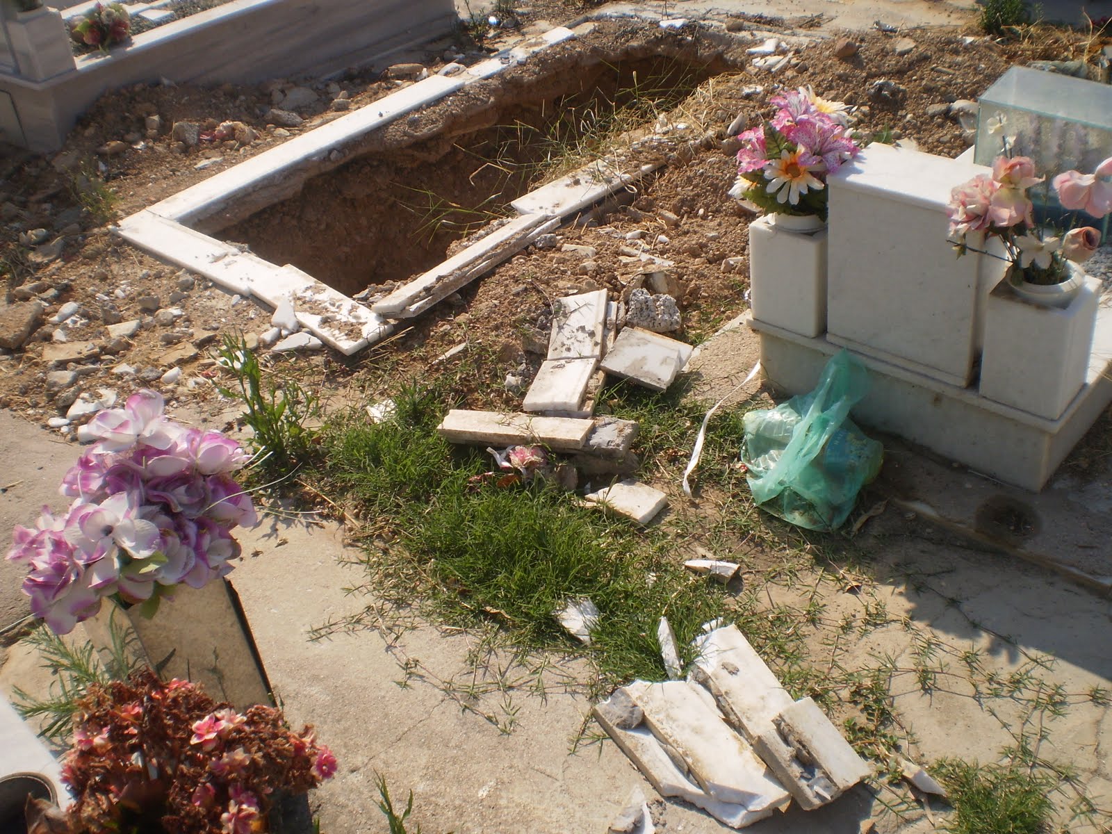 ΚΑΙ ΝΕΚΡΟΥΣ ΑΝΑΣΤΑΙΝΕΙ....: ΚΑΙ ΝΕΚΡΟΥΣ ΑΝΑΣΤΑΙΝΕΙ... ΤΟ ΝΕΚΡΟΤΑΦΕΙΟ ...