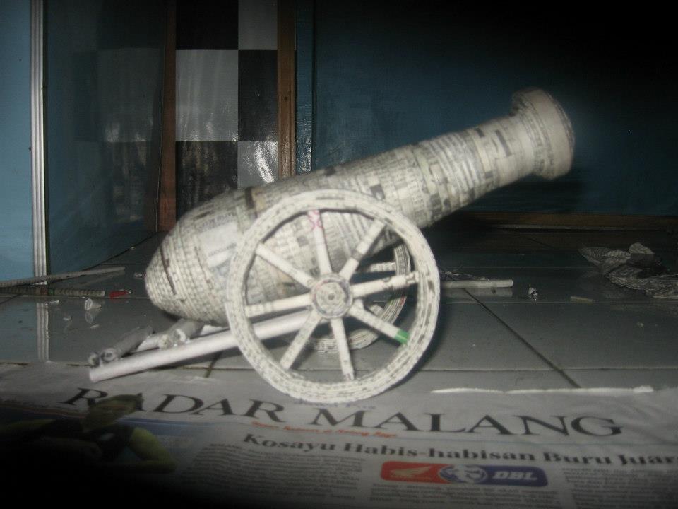 MINIATUR MERIAM KUNO DARI KORAN BEKAS