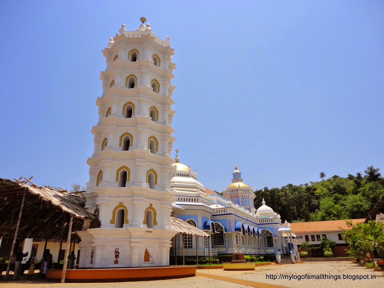 The Log of Small Things: Shri Mangeshi Temple, Goa