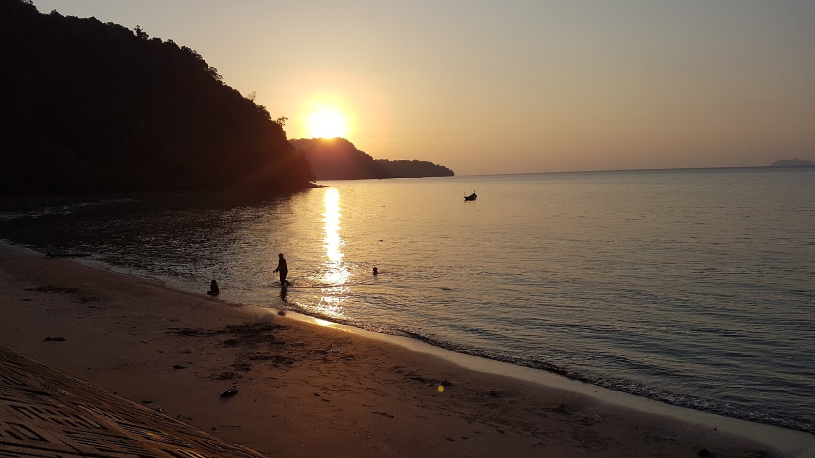 MERDEKA BEACH RESORT : MENYAMBUT MALAM MERDEKA DI PANTAI MERDEKA ...