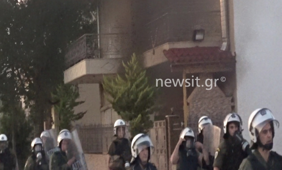 ΛΕΥΤΕΡΙΑ: ΧΑΟΣ ΣΤΟ ΜΕΝΙΔΙ: ΠΕΤΑΞΑΝ ΜΟΛΟΤΟΦ ΚΑΙ ΕΒΑΛΑΝ ΦΩΤΙΑ ΣΕ ΣΠΙΤΙΑ ...