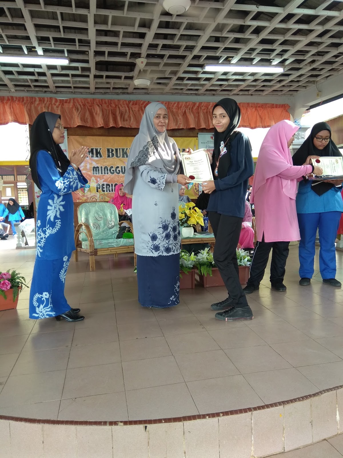 SMK BUKIT SENTOSA: Penyampaian Hadiah