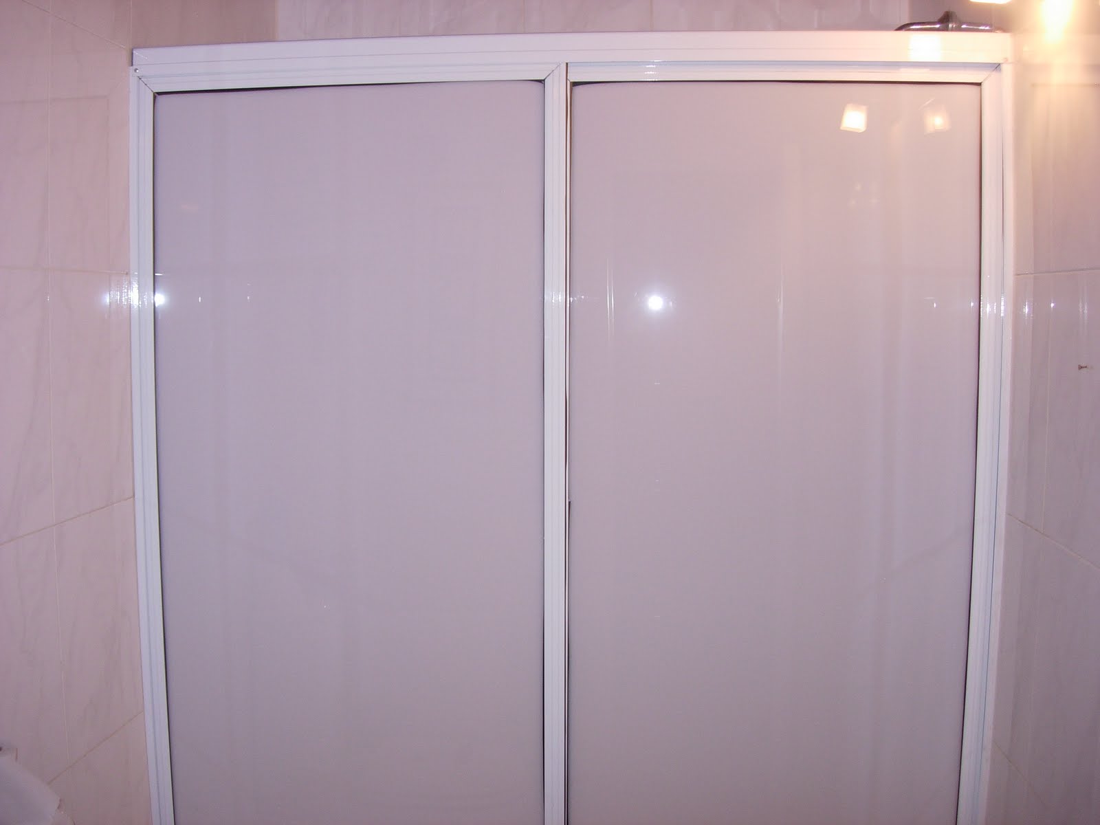 Via-Diseño (Carpintería de Aluminio): MAMPARAS PARA BAÑO EN ACRILICO