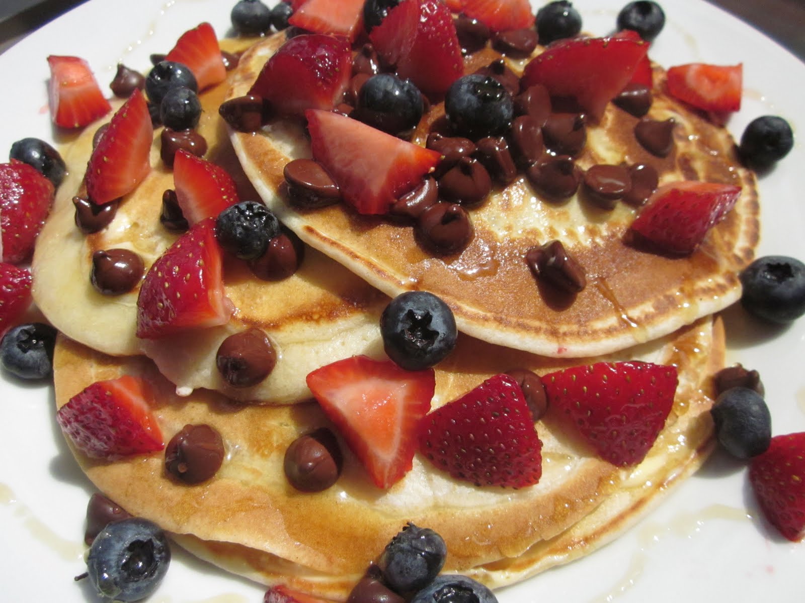 My Kitchen Diary: Pancakes with berries and chocolate drops