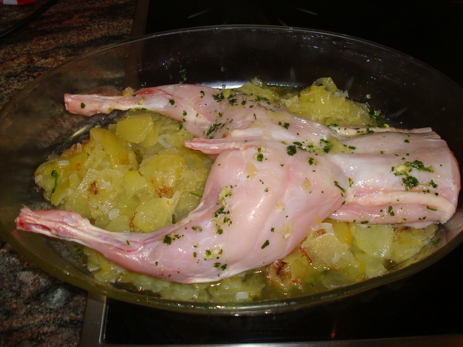 cocina casera y sana: Conejo asado sobre cama de patatas