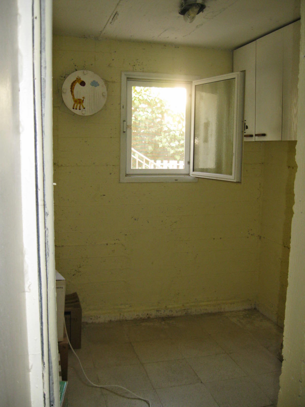Jerusalem Hills daily photo: Welcome to my MAMAD bomb shelter