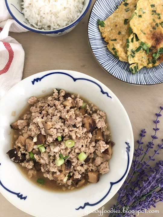 GoodyFoodies: Recipe: Braised minced pork with Chinese mushrooms