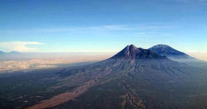 Pemandangan Gunung Merapi dan Slamet