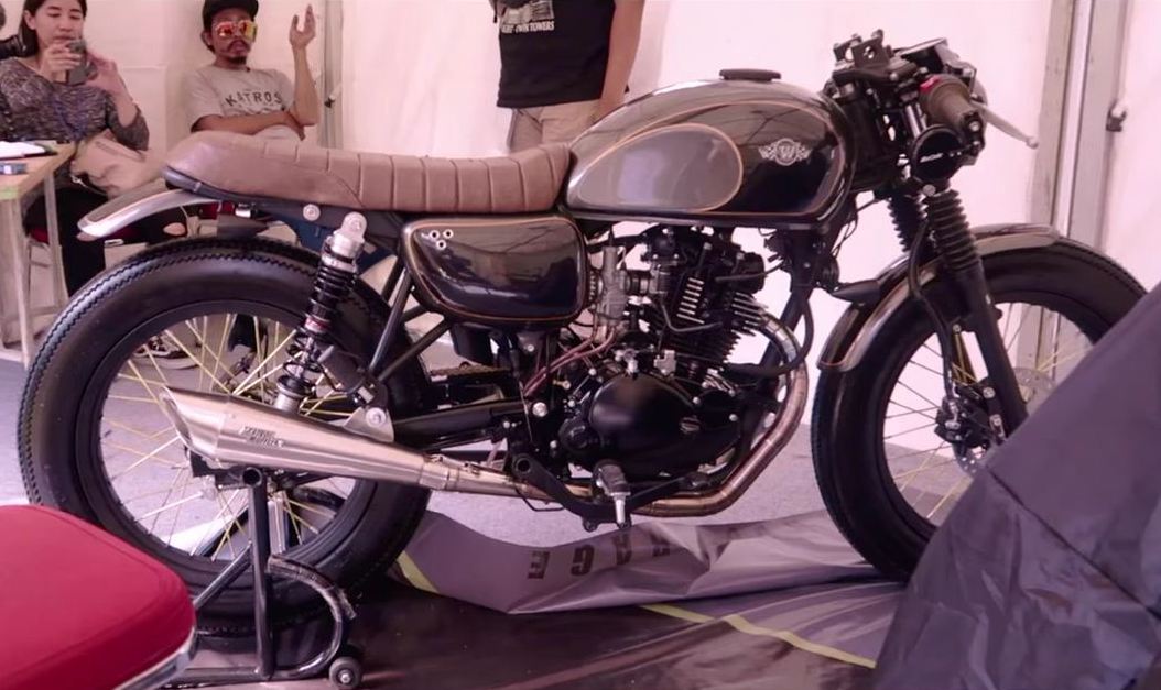 Modifikasi Kawasaki W175 Custom Cafe Racer oleh Katros Garage ini bikin ...