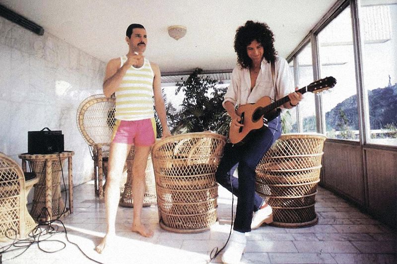 24 Fascinating Vintage Photographs of Freddie Mercury in His Short ...