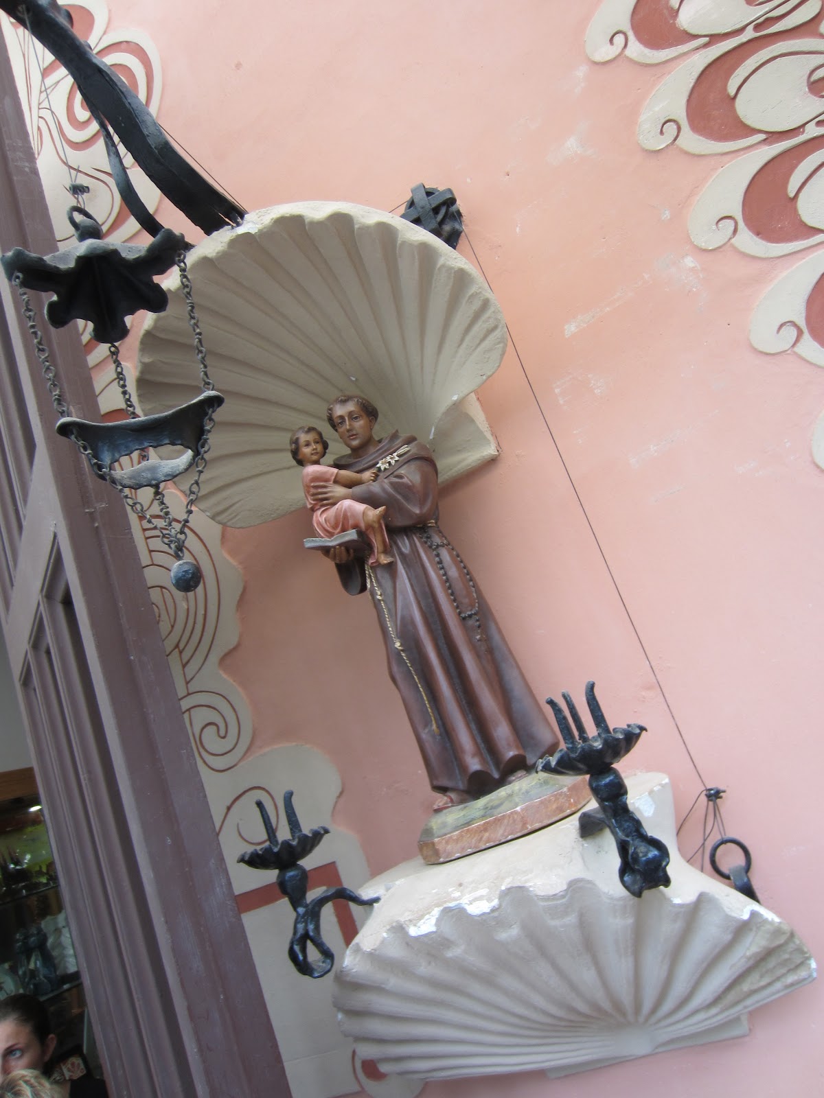 wacky tacky: Say Howdy to Gaudi!