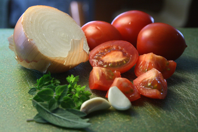 The 99 Cent Chef: Rustic Tomato Sauce with Pasta