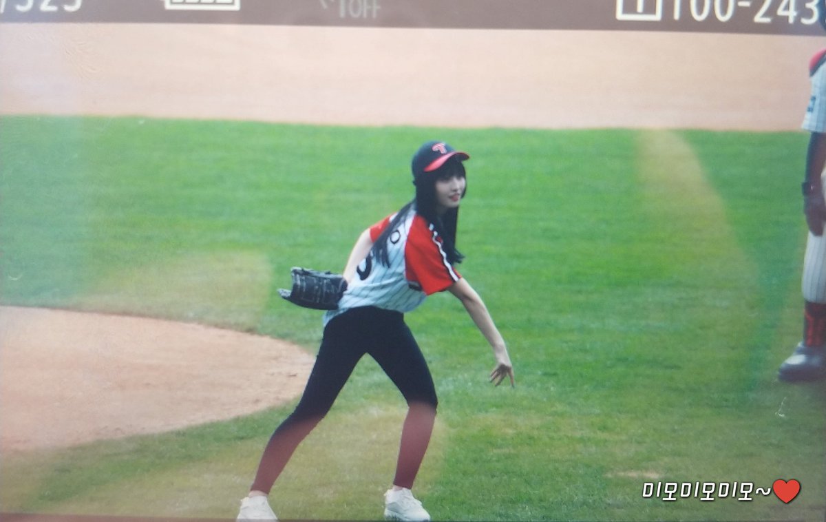 Joe's Twice Photo Blog: 190414 TWICE Momo Baseball game first ball (110 ...