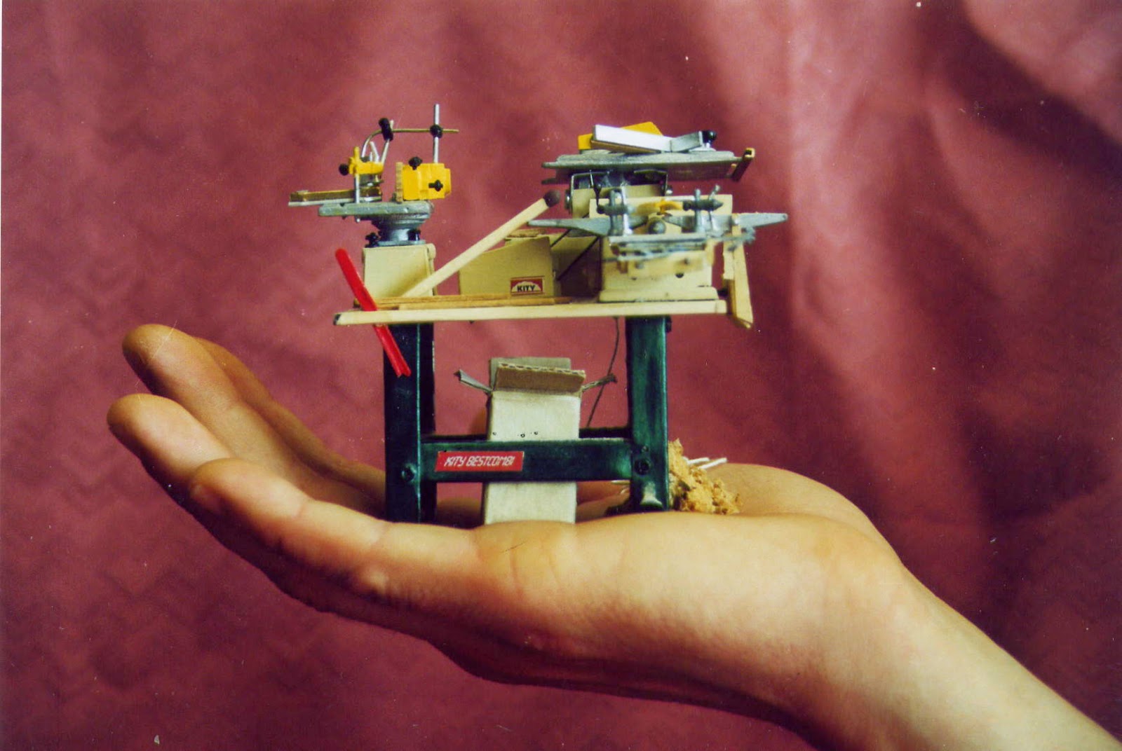 LE MONDE EN MINIATURE: L ' ATELIER D ' EBENISTE MINIATURISTE